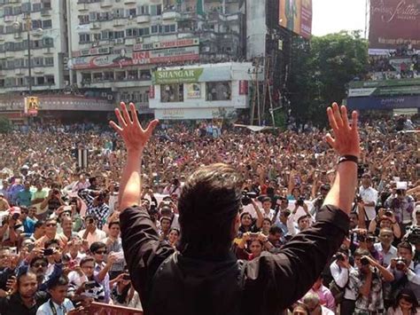 Pakistani Cricket Fan Compares Sarfraz Ahmed To Shahrukh Khan Filmibeat