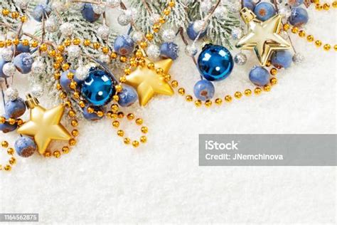 녹색 전나무 가지 금 화환 별 푸른 유리 Baubles와 흰색 눈 배경에 딸기와 크리스마스 코너 구성 0명에 대한 스톡 사진 및