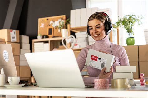 비디오 컨퍼런스를 통해 동료들에게 새로운 패키지를 보여주는 사업가 25 29세에 대한 스톡 사진 및 기타 이미지 25 29세 고객 서비스 담당자 고객 참여 Istock