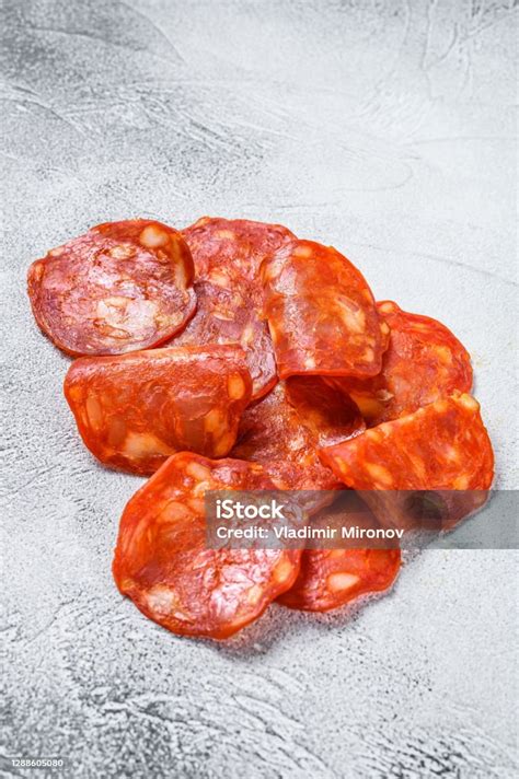 스페인 슬라이스 초리조 소시지 경화 고기 흰색 배경입니다 위쪽 보기 0명에 대한 스톡 사진 및 기타 이미지 0명 건조한