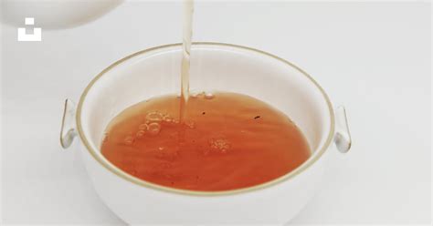 흰 찻잔에 차가 쏟아진다 사진 Unsplash의 무료 차 이미지