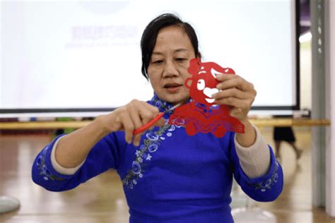 会昌剪纸艺人张奕清进校园开展非遗文化活动艺术传统民间