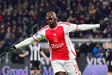 Ajax Wint In Almelo Met 2 4 Met 2 Goals Van Brian Brobbey