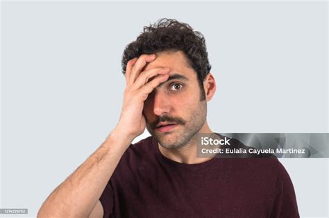 불안의 제스처와 얼굴에 손으로 콧수염을 가진 젊은 남자의 초상화 11월에 대한 스톡 사진 및 기타 이미지 11월 30 39세 Movember Istock