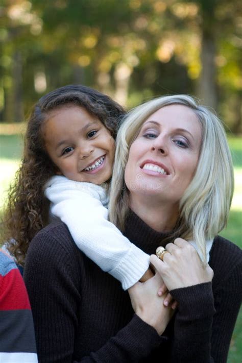 Madre E Hija Imagen De Archivo Imagen De Cubo Birracial