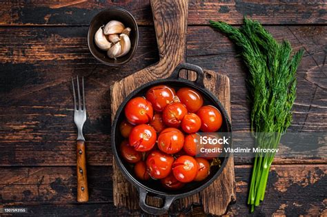 허브와 딜이 있는 팬에 소금에 절인 체리 토마토 어두운 나무 배경 위쪽 보기 가을에 대한 스톡 사진 및 기타 이미지 가을