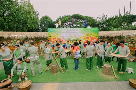 ពិធីដាល់អំបុក ដើម្បីអបអរសាទរព្រះ រាជ ពិធី បុណ្យ អុំ ទូក បណ្ដែត ប្រទីប និង សំពះ ព្រះ ខែ អកអំបុក