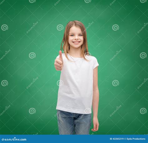 Muchacha En La Camiseta Blanca En Blanco Que Muestra Los Pulgares Para