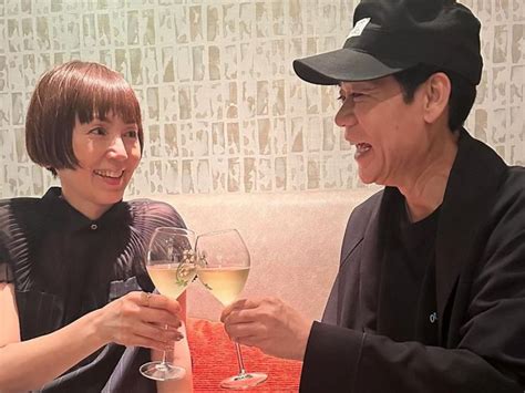 「こんな俺やけど」名倉潤、妻・渡辺満里奈との“19回目の結婚記念日”に家族で食事！ 夫婦ショットも披露 All About ニュース