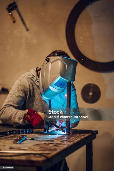 공장이나 작업장에서 용접기로 금속을 용접하는 남자 노동자 건설 현장에 대한 스톡 사진 및 기타 이미지 건설 현장 지침서 45 49세 Istock