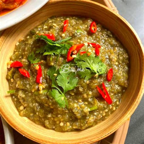 Healthy ခရမ်းသီးထောင်း ခရမ်းသီးမီးဖုတ်မှ မွှေးတာပါ။ မီးဖုတ်ဖို့အဆင်မပြေလျှင် ပြုတ်ယူပါ။ ကြက်သ