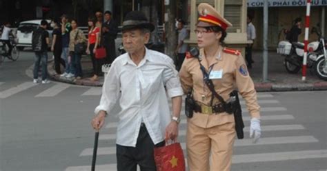 Những nữ CSGT xinh đẹp tận tâm khiến nhiều người mến phục