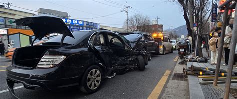 손해보험사들이 자동차보험에 각종 특약을 출시하며 시장 점유율 지키기에 나섰다 지난 2월29일 서울 은평구 연신내 연서시장 앞 도로에서 9중 추돌 사고가 일어난 가운데 사고