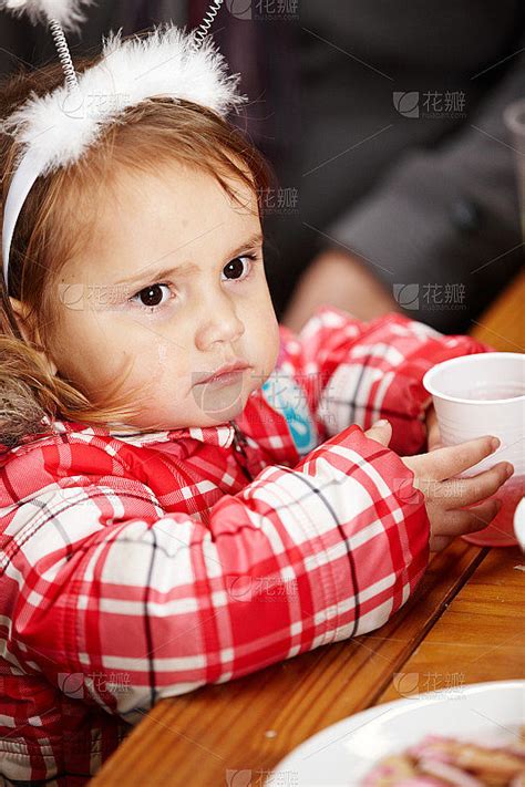 圣诞晚会上的三岁小女孩