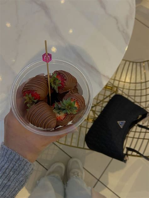 Клубника в шоколаде Клубника в шоколаде Сладости в шоколаде Кулинария