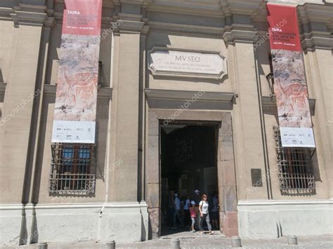 Turistas Visitan El Museo Chileno De Arte Precolombino Un Museo