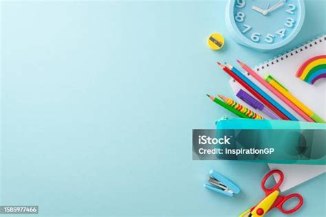 문구류 필통 펜 앨범 플라스틱 스테이플러 가위 숫돌 알람 시계와 같은 미술 수업 설정의 최상보기로 창의력을 발휘하십시오 텍스트 또는 광고를 위한 공간이 있는 파스텔 블루