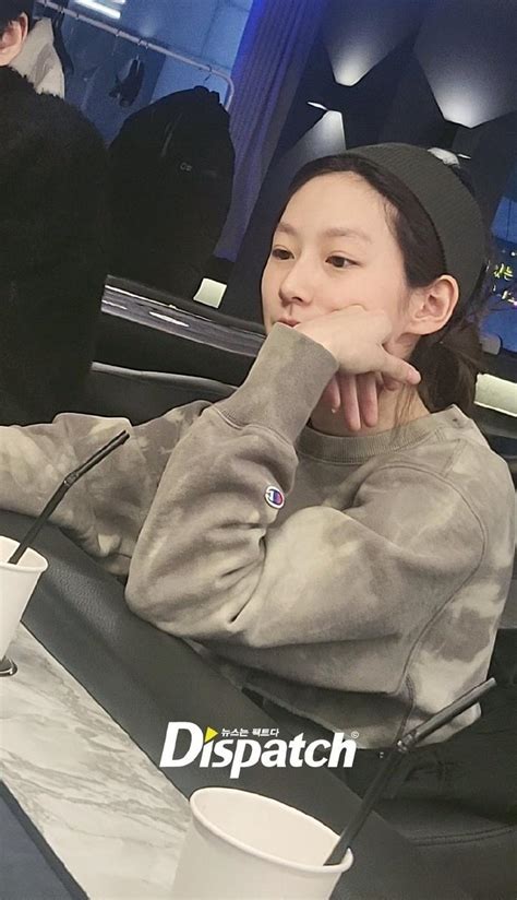 金赛纶被目击在酒吧，熟练地玩德州扑克，网友：这是生活艰辛吗？
