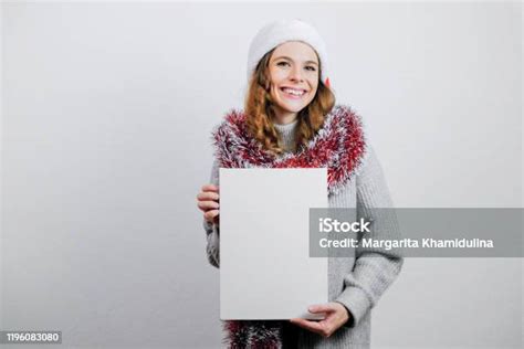 회색 배경에 모의 포스터와 행복 한 아름 다운 소녀입니다 12월에 대한 스톡 사진 및 기타 이미지 12월 공란 공휴일