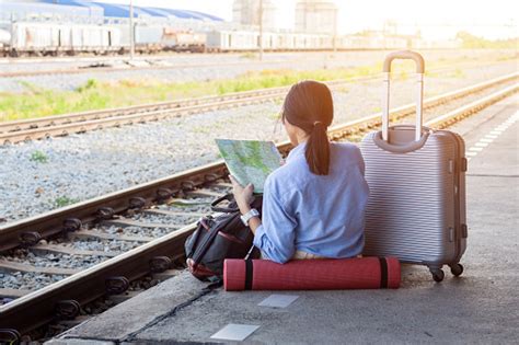 기차역 및 여행 계획에 대 한 지도에 보이는 젊은 여자 배낭 배낭 젊은 여행자 여자는 우울 하 고 기차를 기다리는 동안 강조
