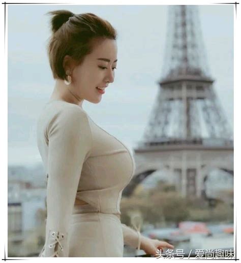 隨手街拍：豐滿的上圍撩人的曲線絕美的面容，她統統都有 每日頭條