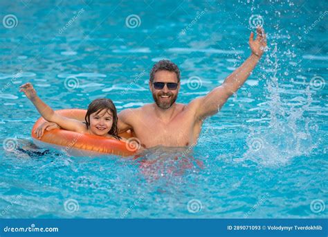 Schattig Opgewonden Kind Met Vader In Zwembad In De Zomer Vader En
