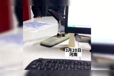 大爷和邻床病友聊天聊睡着了，邻床病友误以为断气了。连续两次呼