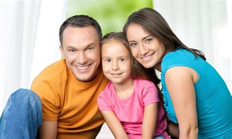 Hermosa Familia Sonriente En El Fondo Foto Premium