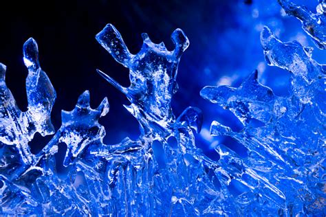 파란색에 얼음 패턴이 있는 아름다운 배경 데스크탑 배경에 대 한 얼음 실루엣입니다 얼어 붙은 물의 특이한 자연 실루엣 건강 의학은 생태학 개념을 마신다 0명에 대한 스톡