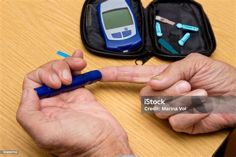 노인의 개념 당뇨병 은퇴 집에서 혈당 수준을 확인 하는 Glucometer와 수석 남자 Glucometer을 사용 하는 방법 2