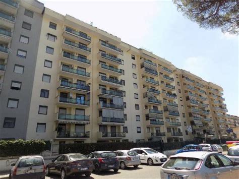 CASERTA Chi è la donna che si lanciata dall ottavo piano Lavorava in