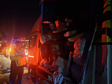 Empat Kendaraan Terlibat Kecelakaan Beruntun Di Tol Jombang