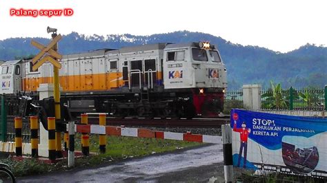 PALANG PINTU KERETA API RAILROAD CROSSING INDONESIA KA ARGO DWIPANGGA YouTube