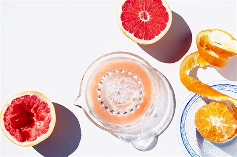 여름 창조적 인 플랫 은 하드 그림자와 햇빛에 신선한 감귤류 과일과 주스와 누워 최소한의 음식 창조적 인 개념 0명에 대한 스톡 사진 및 기타 이미지 Istock