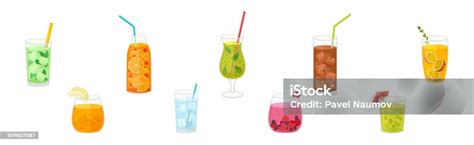 얼음 조각과 과일과 딸기를 곁들인 신선하고 상쾌한 여름 칵테일과 밀짚 벡터 세트 여름에 대한 스톡 벡터 아트 및 기타 이미지 여름 기포 물 Istock