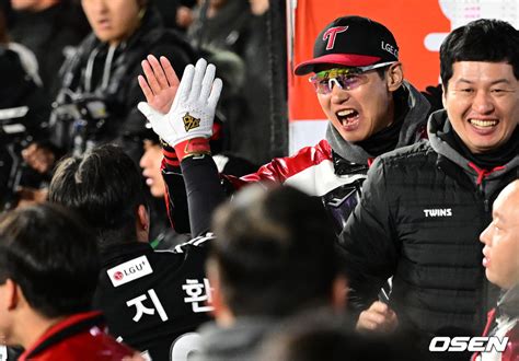 사진 염경엽 감독 캡틴 오지환과 환호