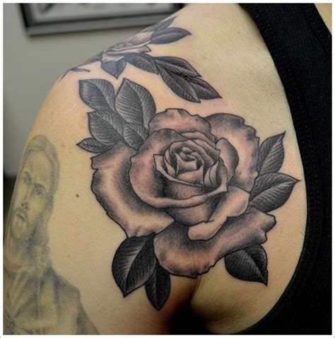 Beeindruckende schwarzweiße detaillierte Rose Tattoo an der Schulter
