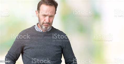 잘생긴 중 년 수석 남자 격리 된 배경 위에 스웨터를 입고 우울 하 고 분노 하 고 무서 워 울고 고통에 대 한 걱정 슬픈