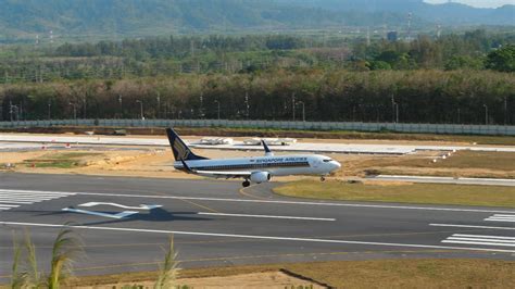 PHUKET THAILAND FEBRUARY 08 2023 Boeing 737 Of Singapore Airlines