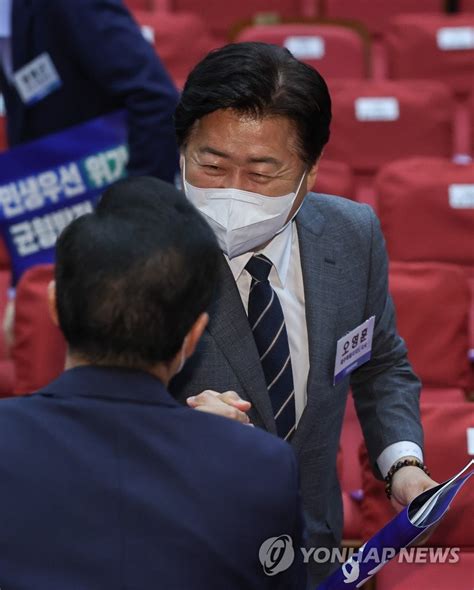 박홍근 원내대표와 인사하는 오영훈 제주도지사 당선인 연합뉴스