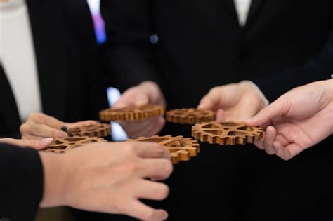 조화의 상징을 위해 기어 체인을 집단 형태로 만드는 사람들의 그룹 개념에 대한 스톡 사진 및 기타 이미지 개념 공동체