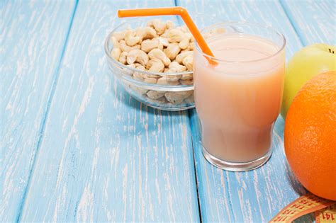 건강 한 다이어트의 개념입니다 작은 아령 주스 사과입니다 건강 한 생활양식입니다 스포츠입니다 피트 니스 음식입니다 0명에 대한 스톡 사진 및 기타 이미지 Istock