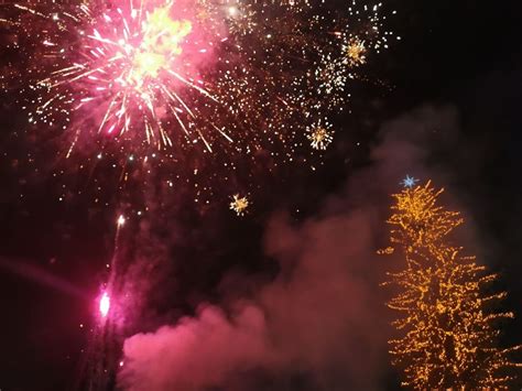 Φωταγωγήθηκε το Χριστουγεννιάτικο δέντρο Thessalianews