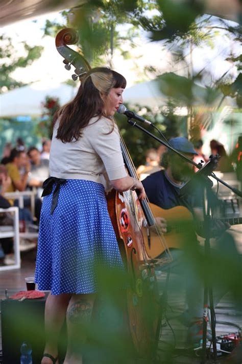 집 밖의 가수 공연가 군중 기악 기타리스트 노래하는 라이브 관객 라이브 밴드 라이브 음악 마이크로폰 뮤지션
