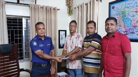 কুড়িয়ে পাওয়া ২ লাখ টাকা ফেরত দিলেন কালীগঞ্জের দুই পুলিশ সদস্য