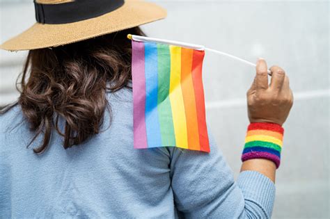 무지개 깃발 심장을 가진 아시아 여성 Lgbt 자존심의 달의 상징은 게이 레즈비언 양성애자 트랜스젠더 인권의 6 월 사교를 매년