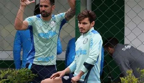 Veiga assiste treino de muletas e defende permanência de Scarpa