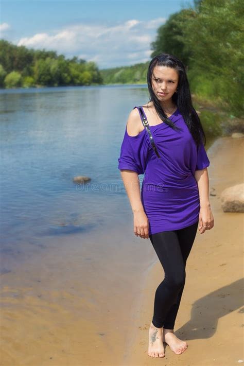 Bella Ragazza Castana Sexy Che Cammina Lungo Un Fiume Nel Giorno Di Estate Soleggiato Fotografia