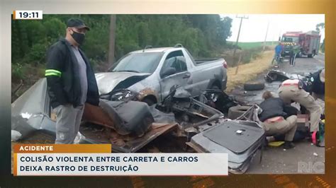 Colisão violenta entre carreta e carros deixa rastro de destruição