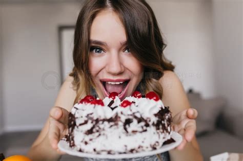 浆果高清图片 有趣的白人女孩与美味的生日蛋糕合影兴奋的女模特拿着浆果巧克力派的室内照片 餐饮美食免费下载 jpg格式 编号51357679 千图网